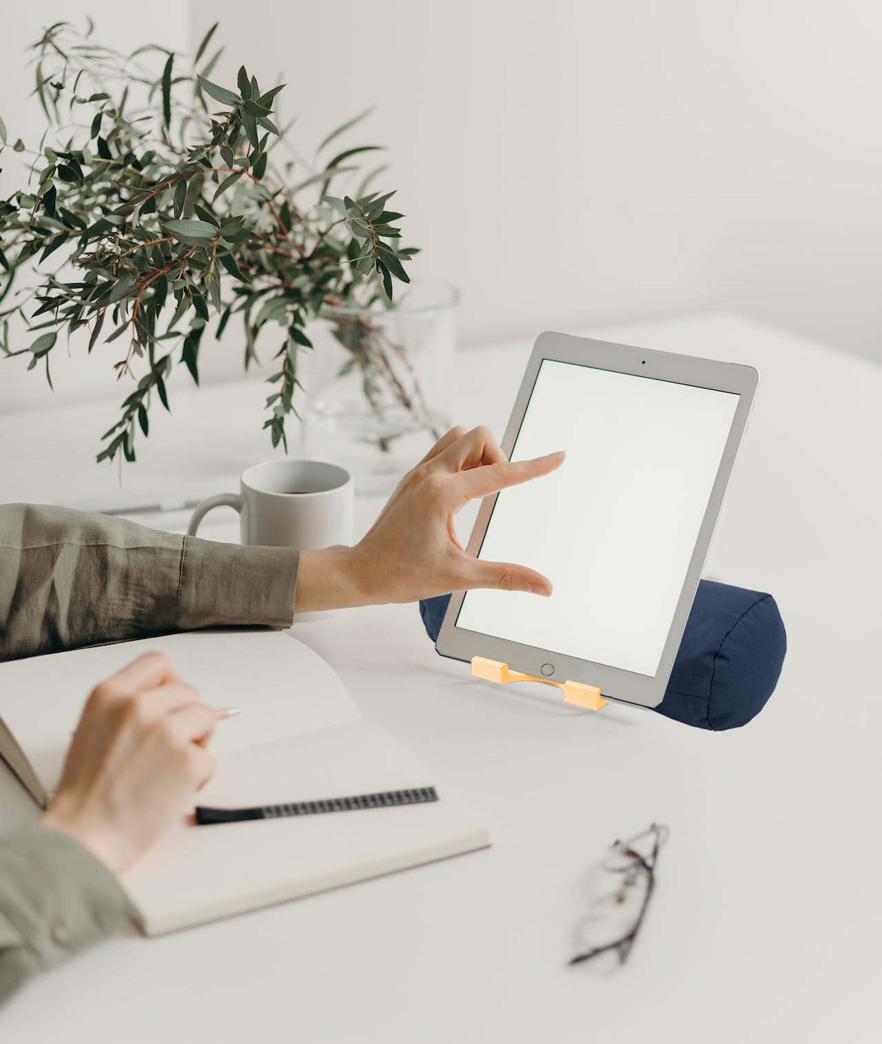 The Chill-ow iPad Organic Buckwheat Pillow Stand: The Ultimate Hands-Free Solution for Any Tablet or Phone. Perfect for Couch, Bed, or Table Use. (Black)
