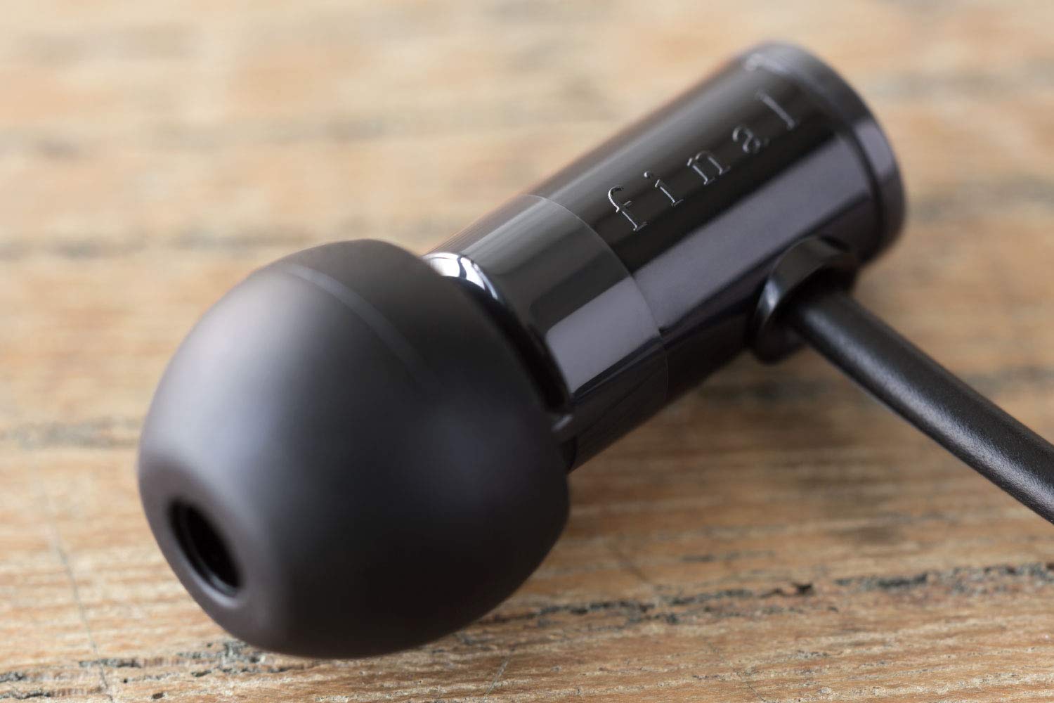 Final E1000 in-Ear Isolating Earphones, 6.4mm Dynamic Driver, Hires Certified, Durable Cable, Award Winning, Designed in Japan (Black)