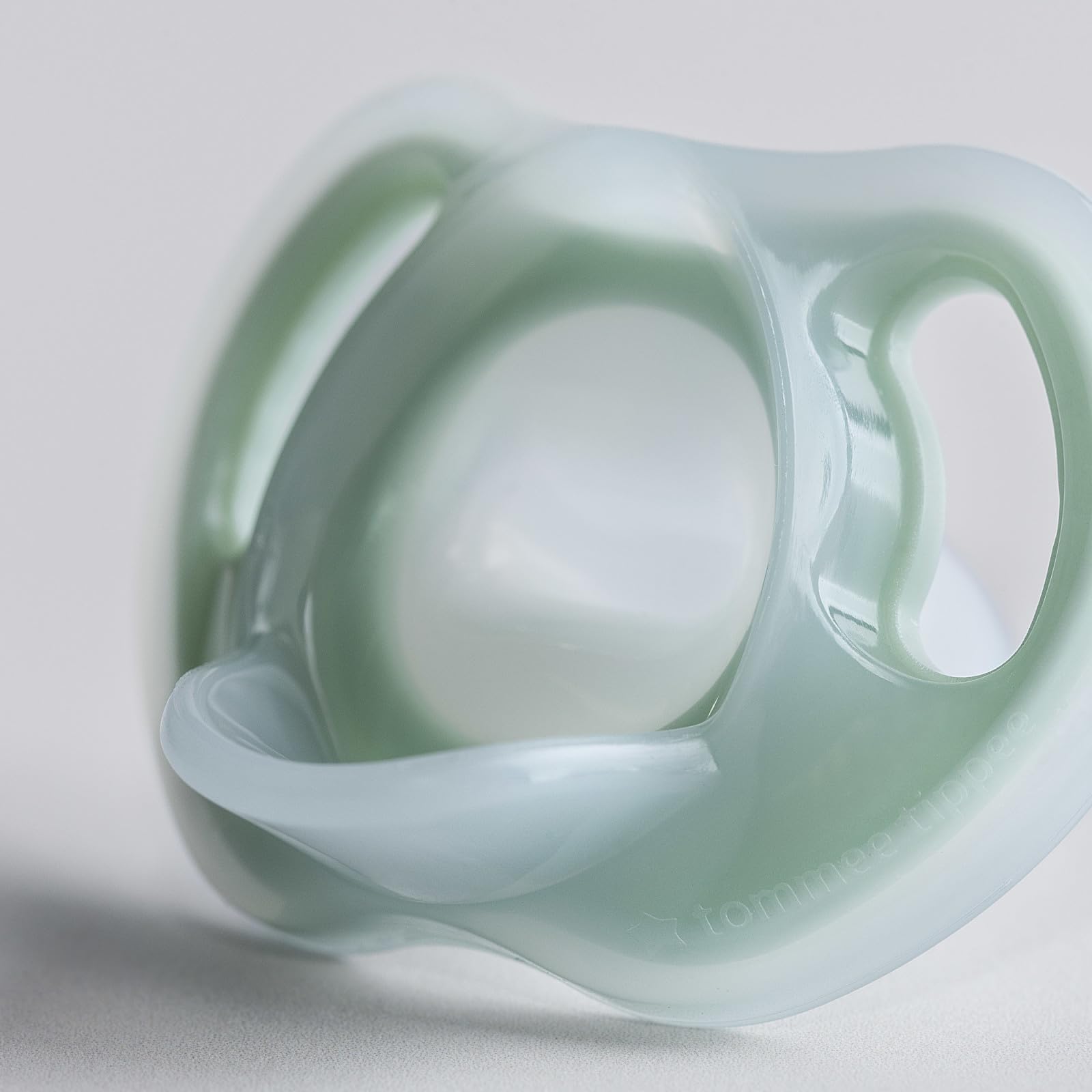 Tommee Tippee Ultra-Light Silicone Pacifier, Symmetrical One-Piece Design, BPA-Free Silicone Binkies, 18-36m, 4-Count