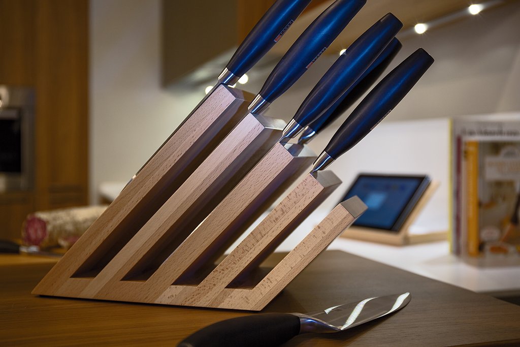 Artelegno Magnetic Knife Block Solid Beech Wood 3 Panel, Luxurious Italian Venezia Collection by Master Craftsmen Displays up to 6 High-End Knives Elegantly, Eco-friendly, Natural Finish