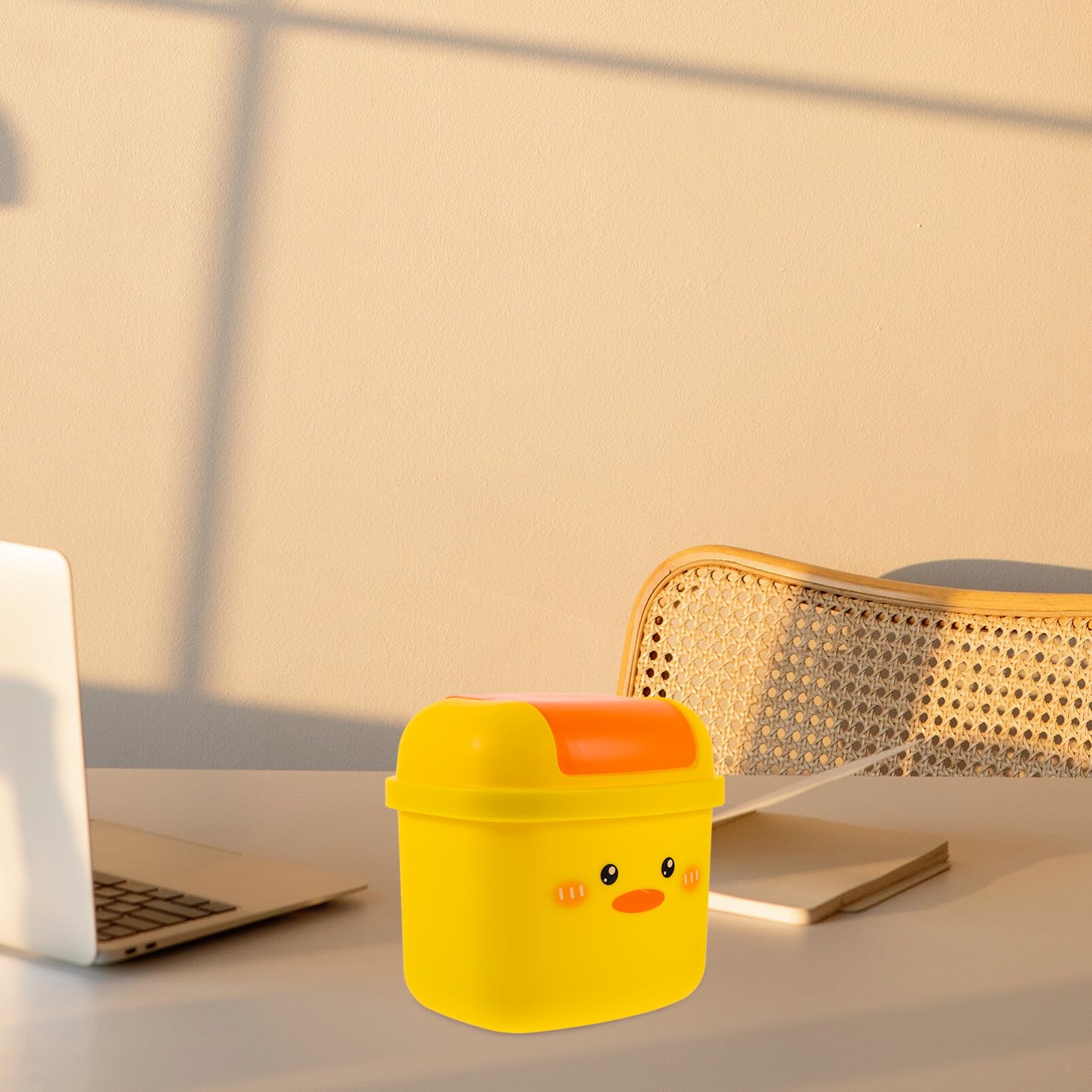 DEARMAMY Small Trash Bin Mini Trash Can with Lid Desktop Ducks Shaped Waste Basket Mini Garbage Can Kawaii Trash Bins for Home Desk Office Kitchen Recycling Trash Container