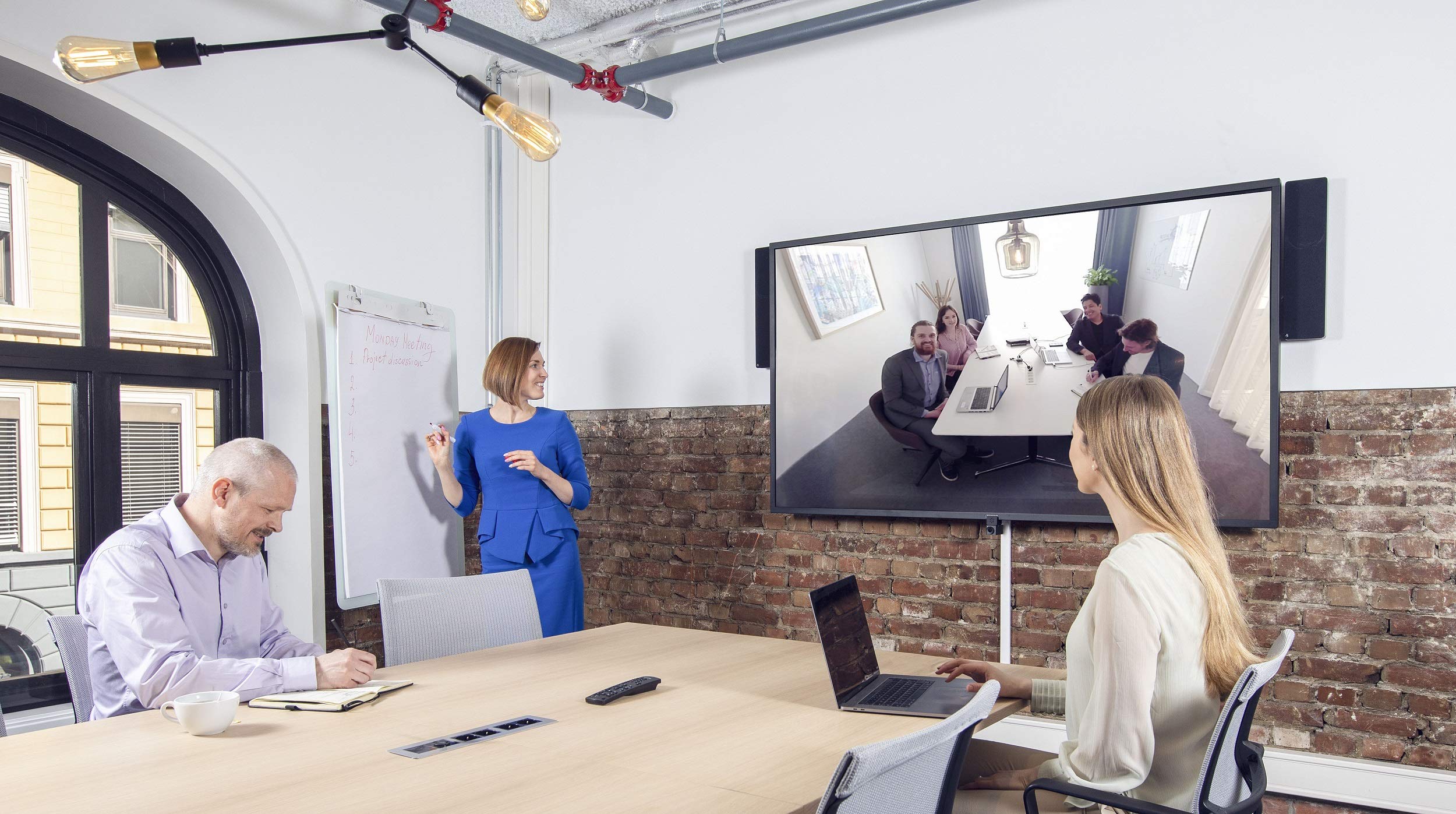 Huddly IQ Full HD 1080p USB Video Conferencing Camera with 150-Degree View and AI Capabilities
