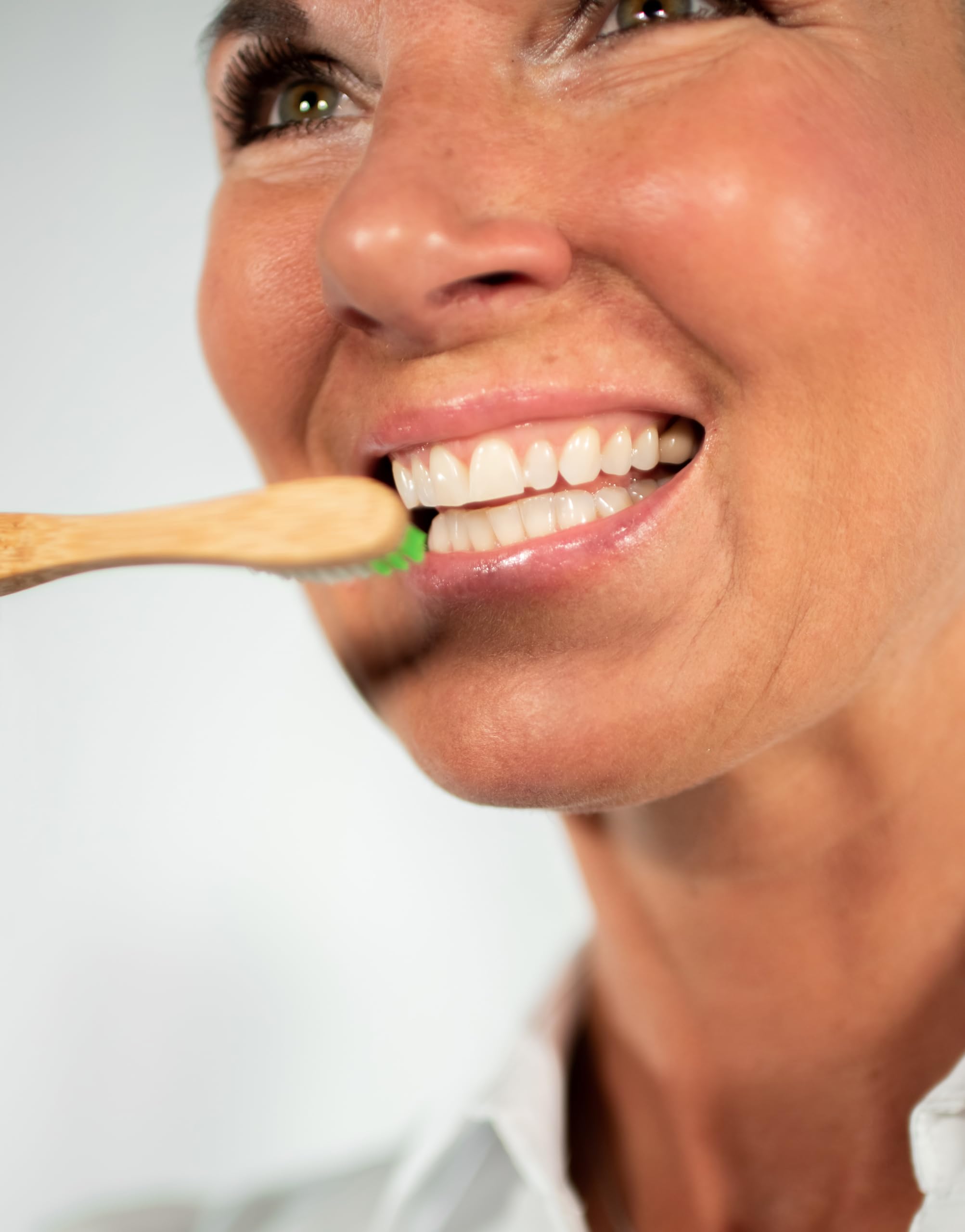 Woobamboo! Bamboo Toothbrush - Adult - Medium BPA-Free Nylon Bristles - Eco-Friendly, Biodegradable, Compostable, Vegan (Pack of 4)