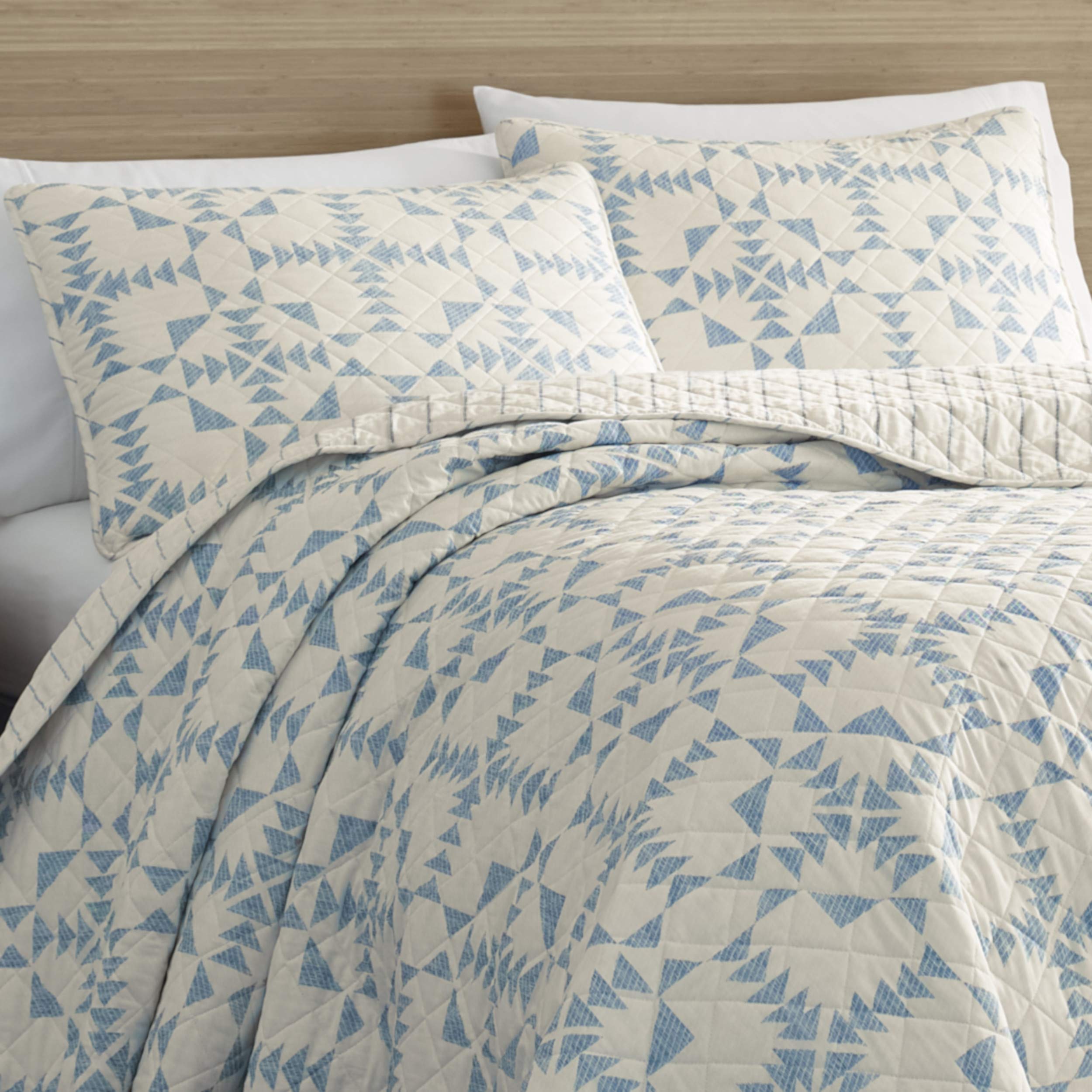 Eddie Bauer - King Quilt Set, Reversible Cotton Bedding with Matching Shams, Lightweight Home Decor for All Seasons (Arrowhead Blue,3pieces, King)