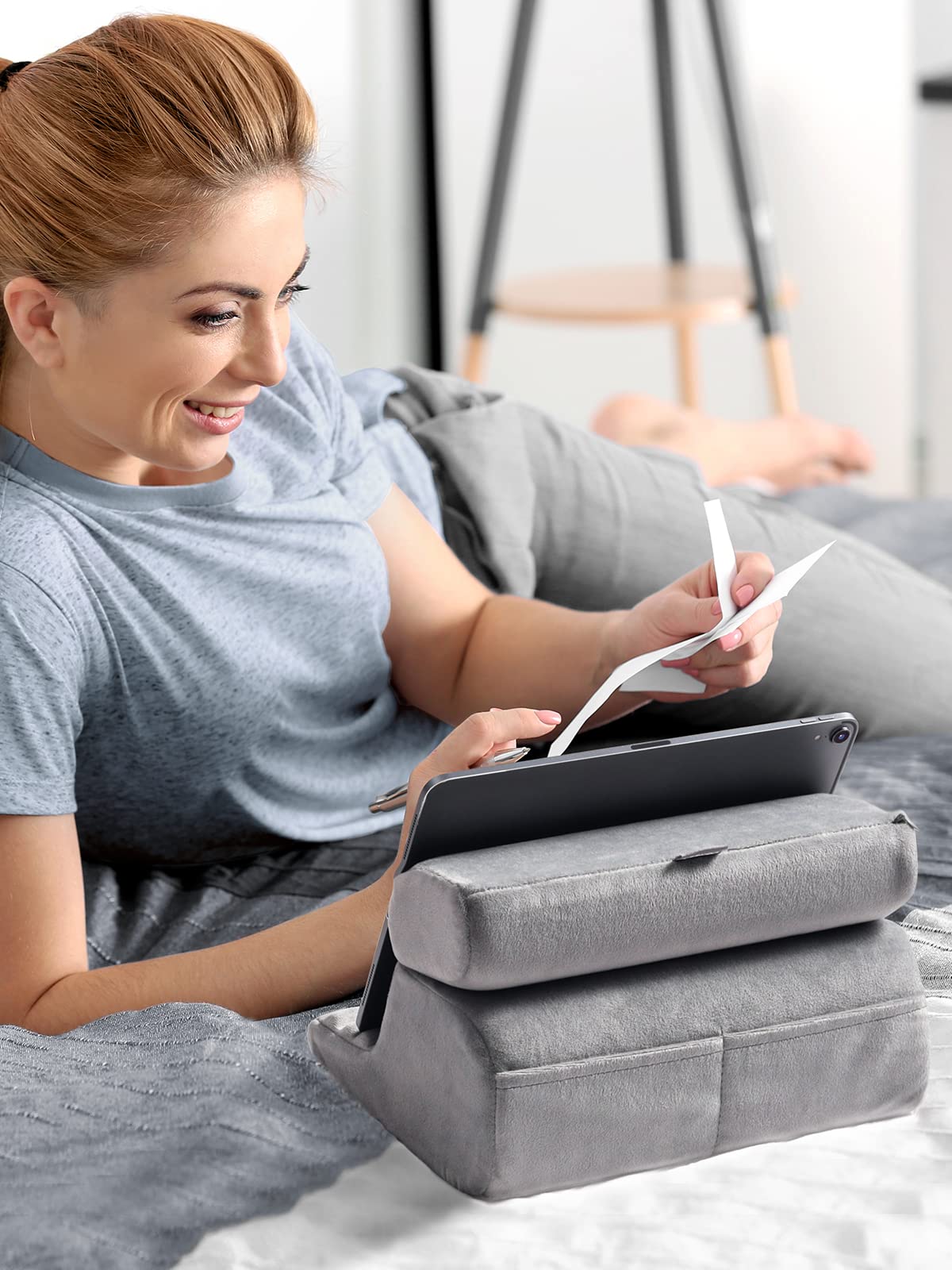 UGREEN Tablet Pillow Stand for Lap Soft Holder Bed with 3 Viewing Angles Adjustable Home Office Accessories Compatible for iPad Pro 13 12 11 10.5 Air Mini 5 4 3 2 Phone 16 15 14 E-Reader Grey