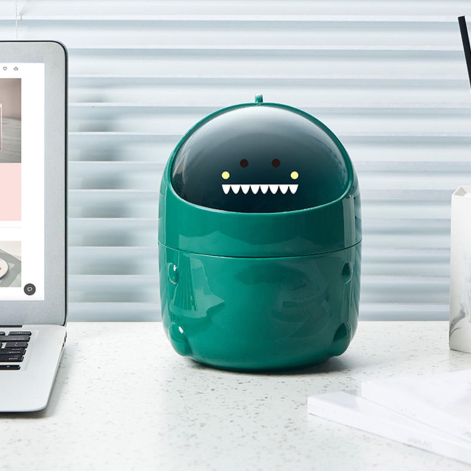 YGHQAP Plastic Desktop Trash Can with Lid Cute Shaped Mini Waste Basket Tiny Desktop Waste Garbage Bin Small Desk Can Mini Trash Can for Dining Table Desk Home Office Easy Storage(Small Size)
