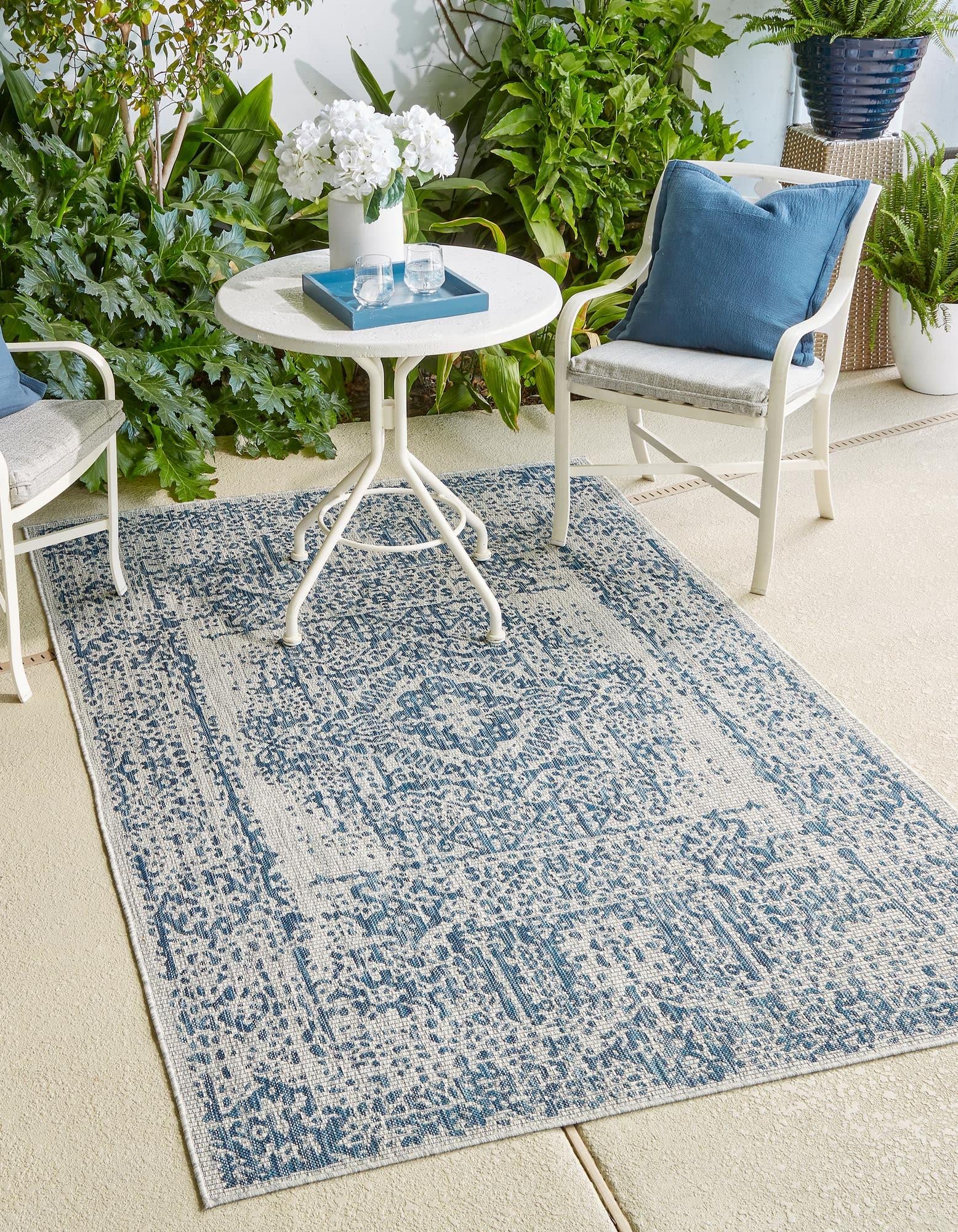 Rugs.com Outdoor Traditional Collection Rug – 4' x 6' Blue Flatweave Rug Perfect for Entryways, Kitchens, Breakfast Nooks, Accent Pieces