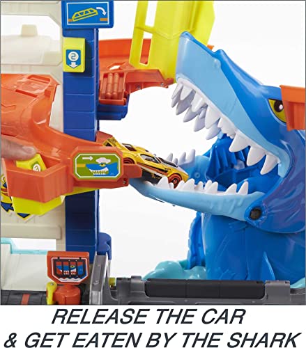 Hot Wheels City Toy Car Track Set Attacking Shark Escape Playset with 1:64 Scale Car, Race to Avoid Chomping Shark