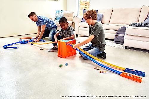 Hot Wheels Track Builder Playset, Deluxe Stunt Box with 25 Component Parts & 1:64 Scale Toy Car [Amazon Exclusive]