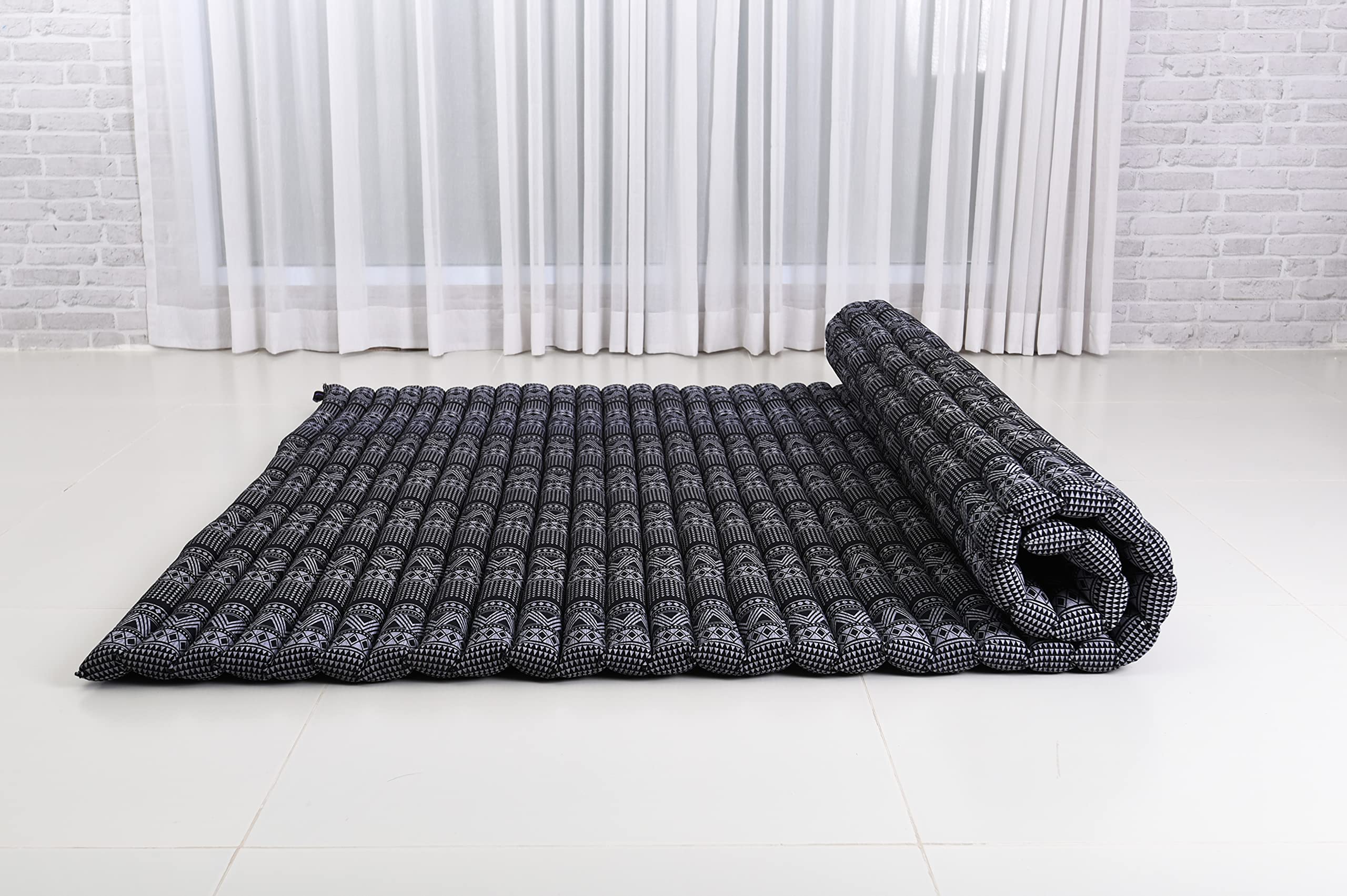 Leewadee - Foldable Floor Mattress - Japanese Roll Up Futon -Trifold Tatami Mat- Guest Floor Bed - Camping Mattress - Thai Massage Mat, Kapok Filled, 75 x 57 inches, Black White