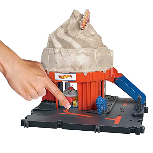 Hot Wheels City Track Set with 1 Car, Track Play That Connects to Other Sets, Ice Cream Shop Playset