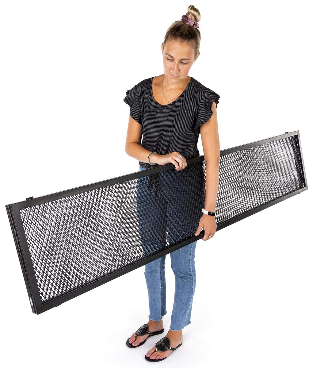 Displays2go Metal Mesh Display Screen, Three Panels, 45" W x 72" H, Iron Mesh Retail - Black (SMMMFSD)