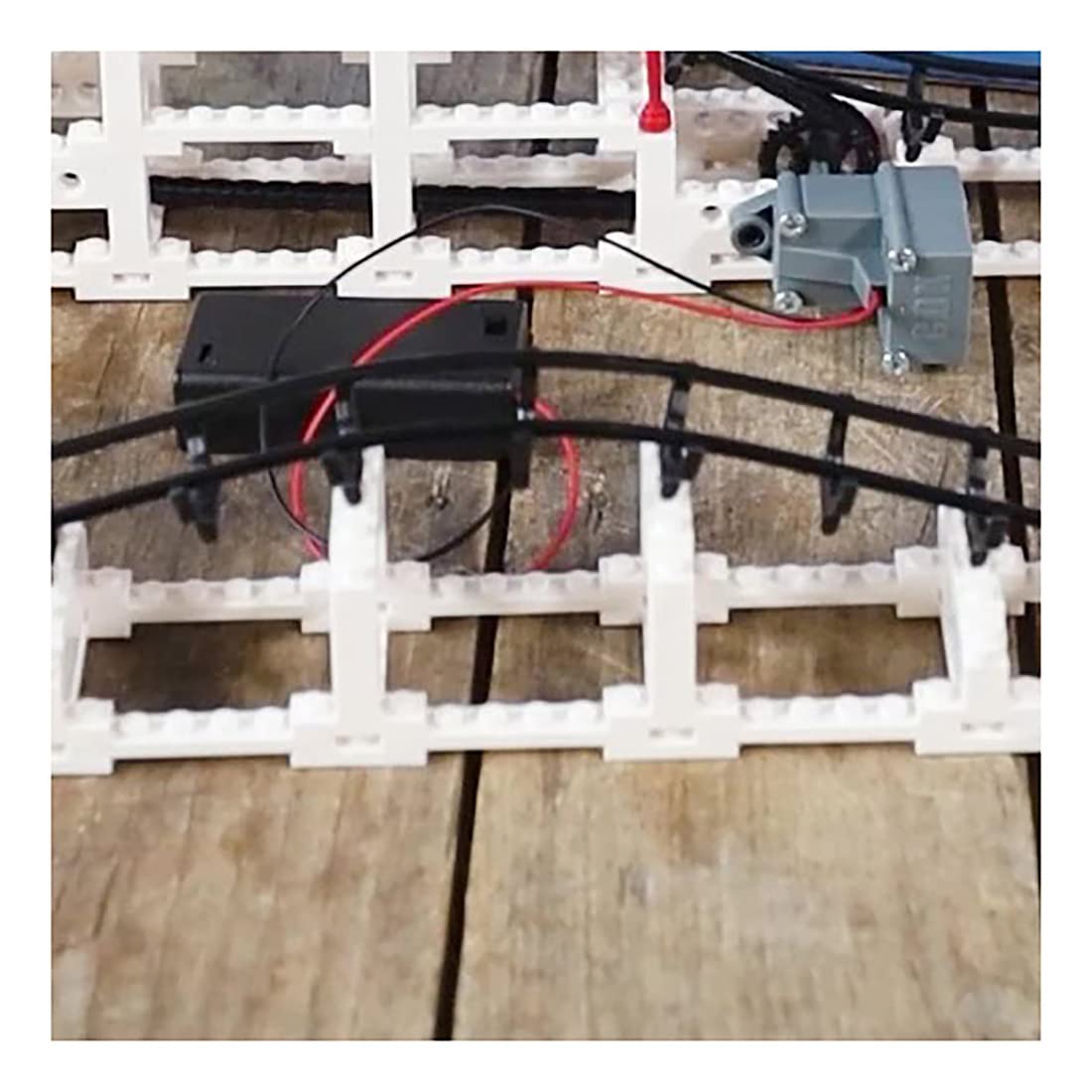 CDX Blocks: Motor and Power Supply - Battery Operated Motor to Automate CDX Roller Coaster Brick Building Sets