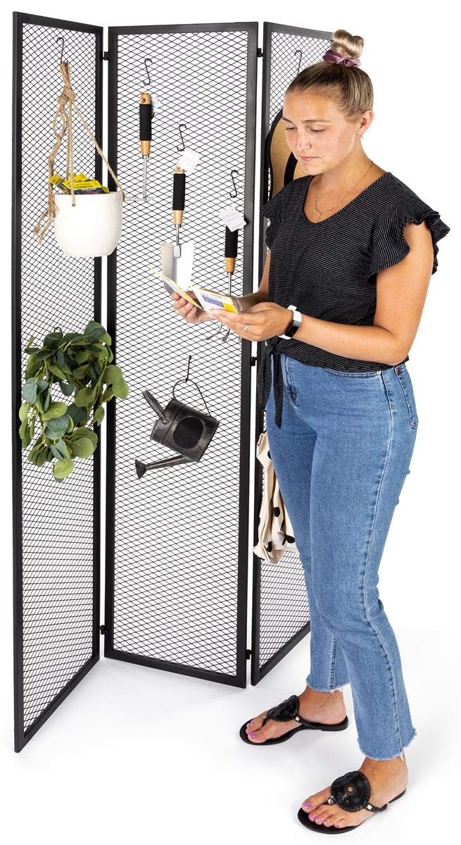 Displays2go Metal Mesh Display Screen, Three Panels, 45" W x 72" H, Iron Mesh Retail - Black (SMMMFSD)