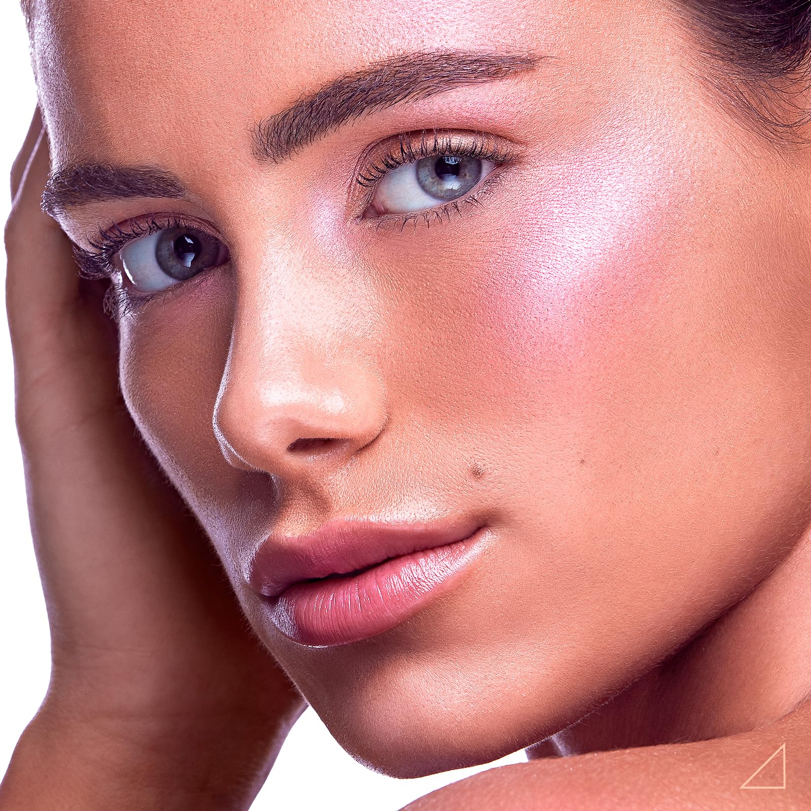 OFRA Signature Palette - #OFRAglow | Highlighter Palette with 5 Shades for a Radiant Look | Travel-Friendly Makeup Palette with an Integrated Mirror for On-the-Go Glow