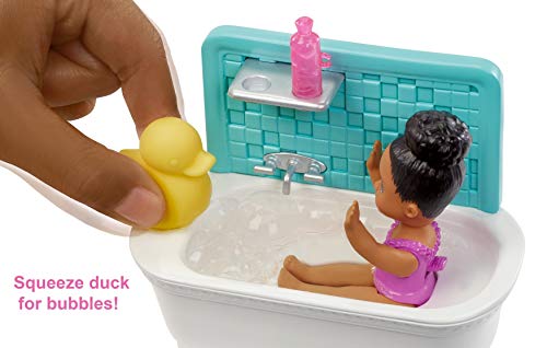 Barbie Skipper Babysitters, Inc. Playset with Bathtub, Babysitting Skipper Doll and Small Toddler Doll with Button to Move Arms and Splash, Plus Themed Accessories, Gift for 3 to 7 Year Olds