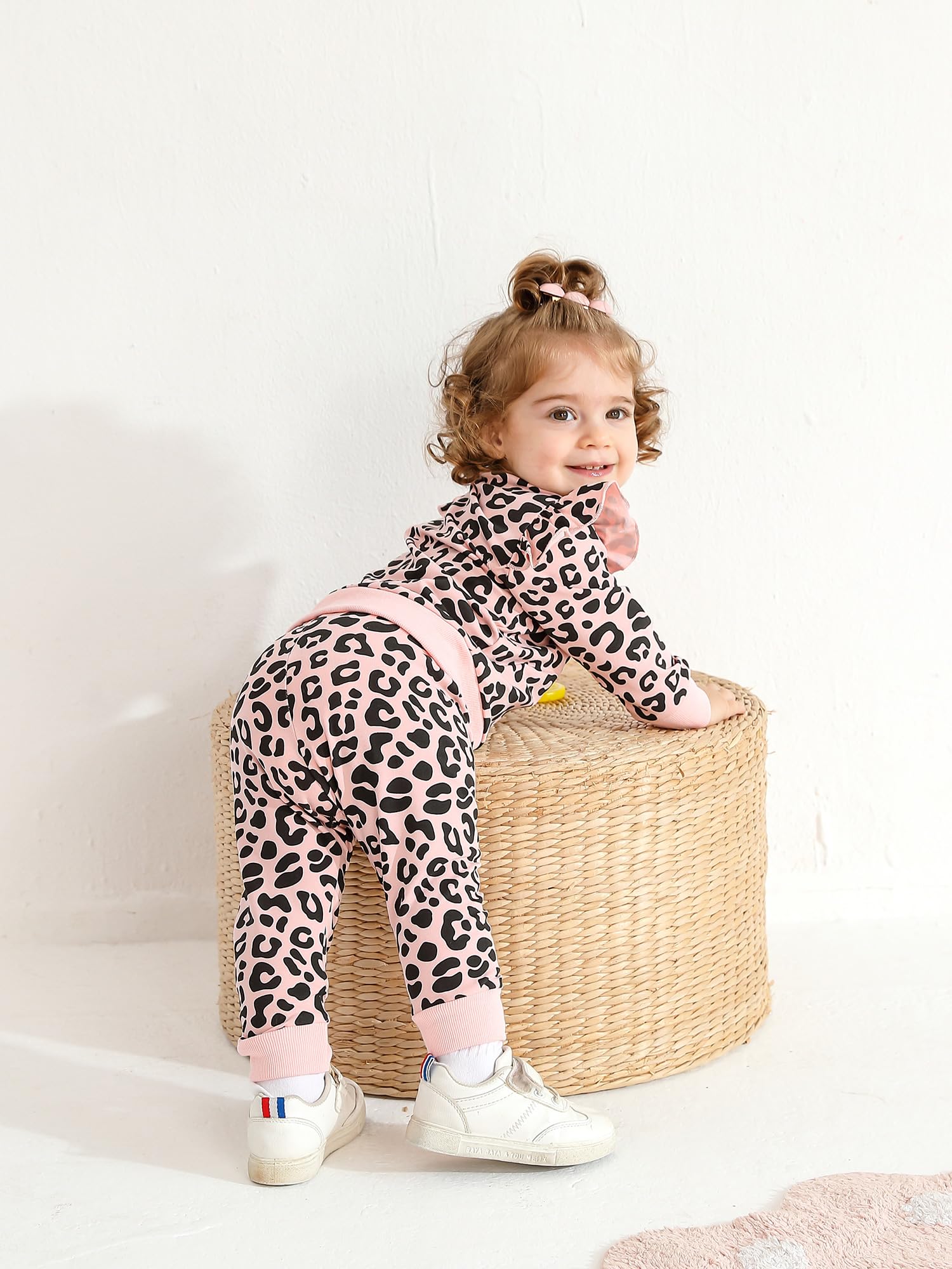 2pcs Baby Girl Leopard Print Ruffle Trim Long-sleeve Pullover and Sweatsuit Pants Clothes Set (6-9 Months) Pink