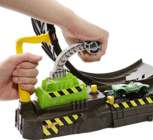 Hot Wheels Monster Truck Epic Loop Challenge Play Set with Truck and car