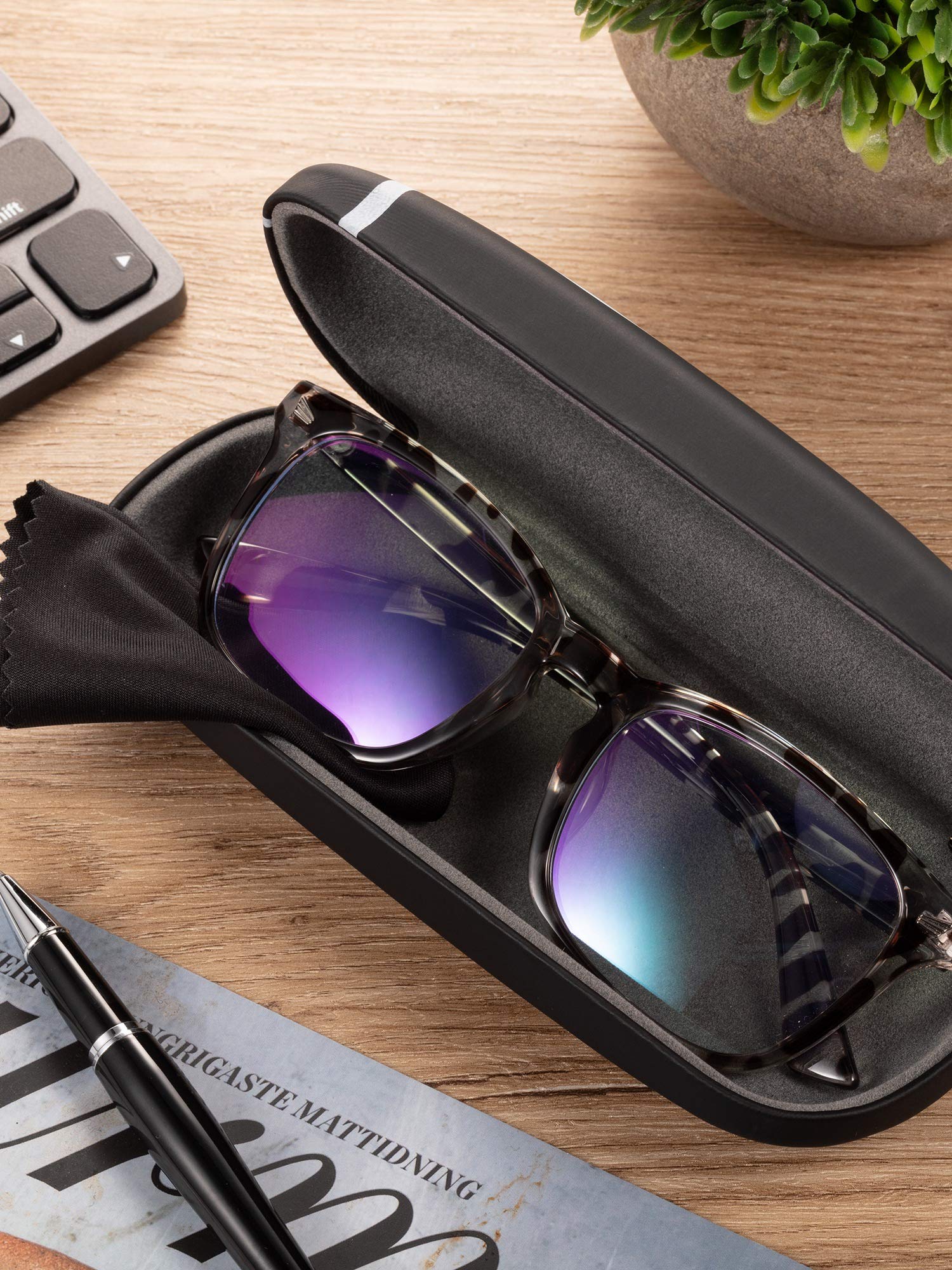 3 Pieces Hard Shell Clamshell Eyeglasses Case Protective Sunglasses Case Portable Glasses Protection Case with 3 Pieces Glasses Cloth
