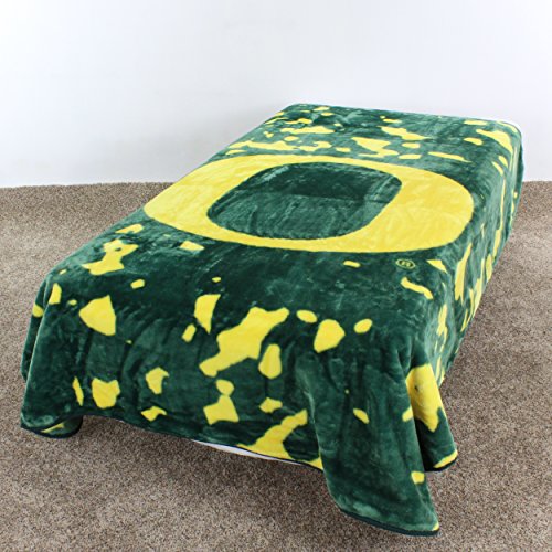 College Covers Everything Comfy Oregon Ducks Soft and Warm Huge Raschel Throw Blanket, 86" x 63"