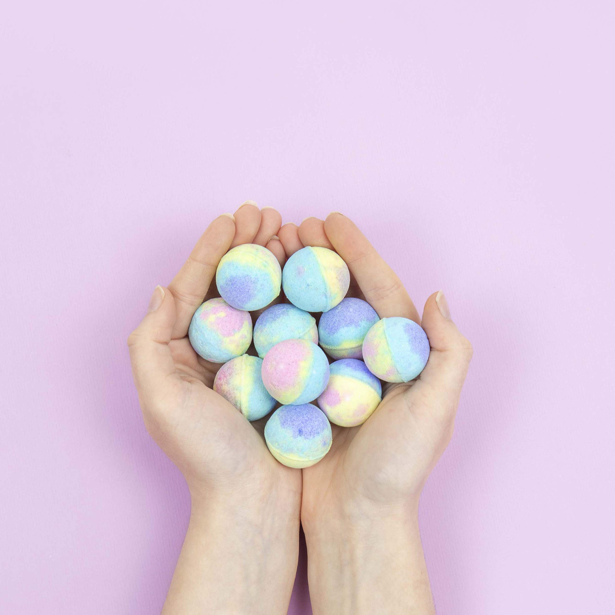 Gift Republic Unicorn Poo Bath Bombs Raspberry Scented Mini Colourful Bath Bombs for Kids Fun Bathtime Fizzies Pampering Gift Set
