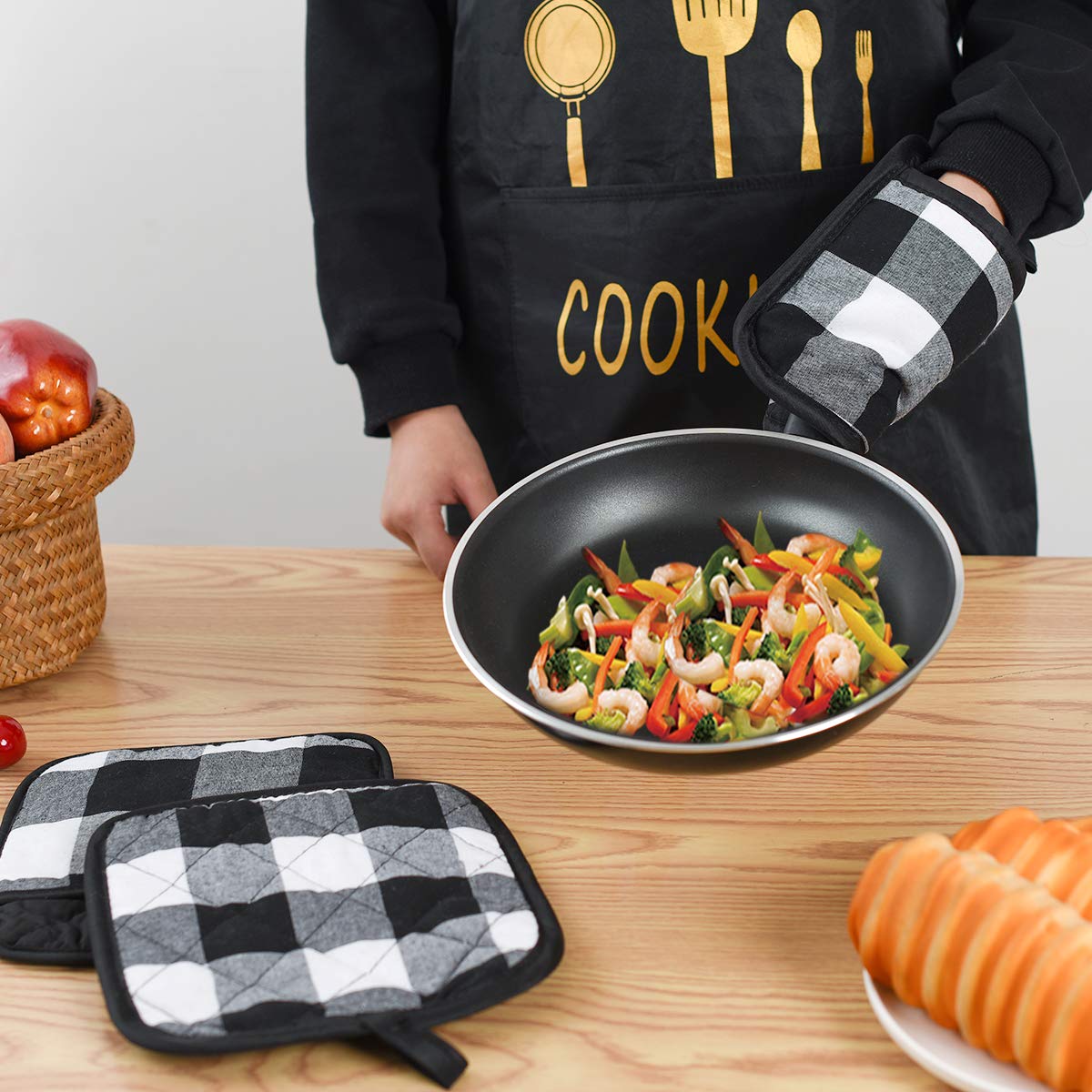 6 Pieces 100% Cotton potholders for Kitchens ， Heat Resistant with Pocket for Easy Grip. (Black Plaid)