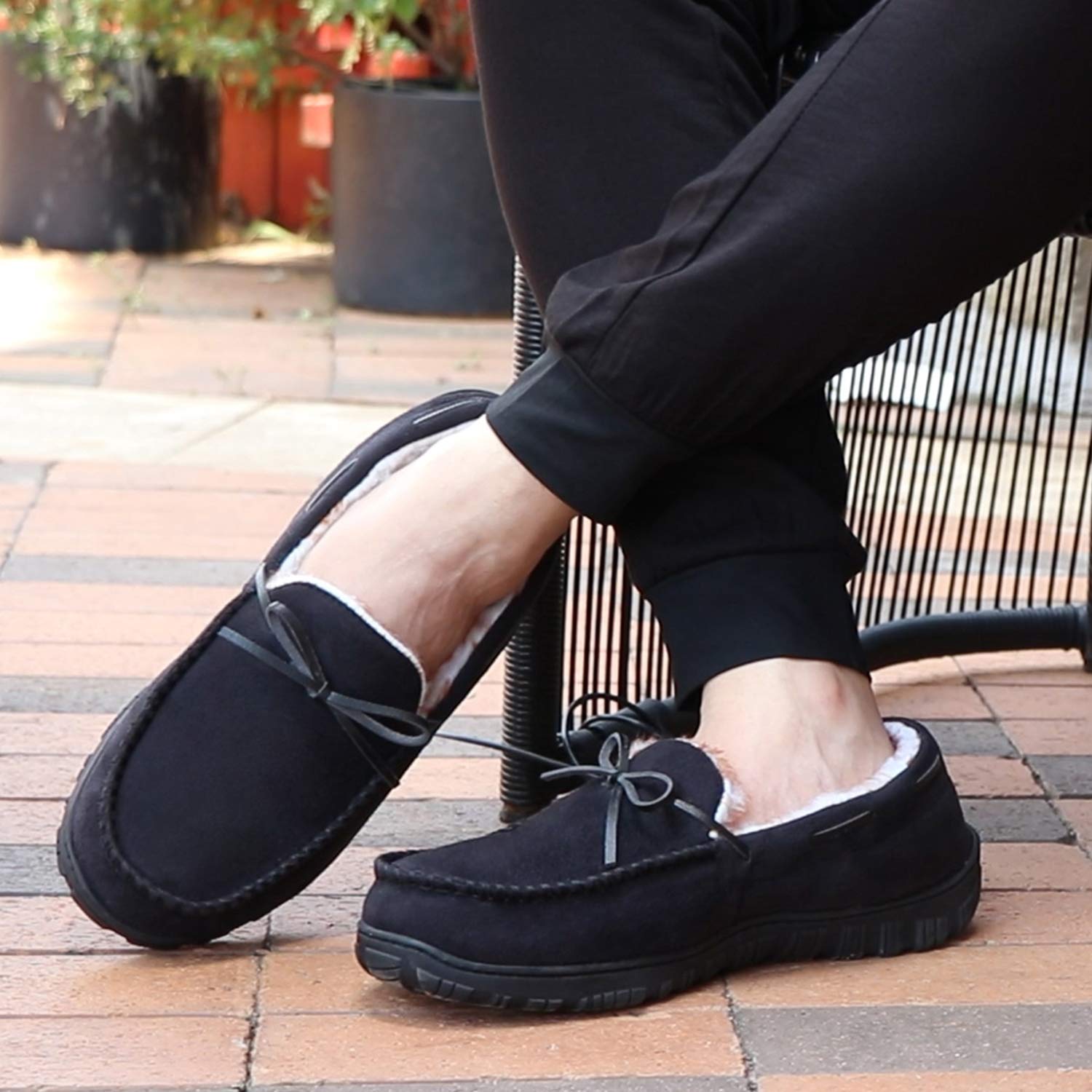 Amazon Essentials Men's Warm Plush Slippers, Black, 9