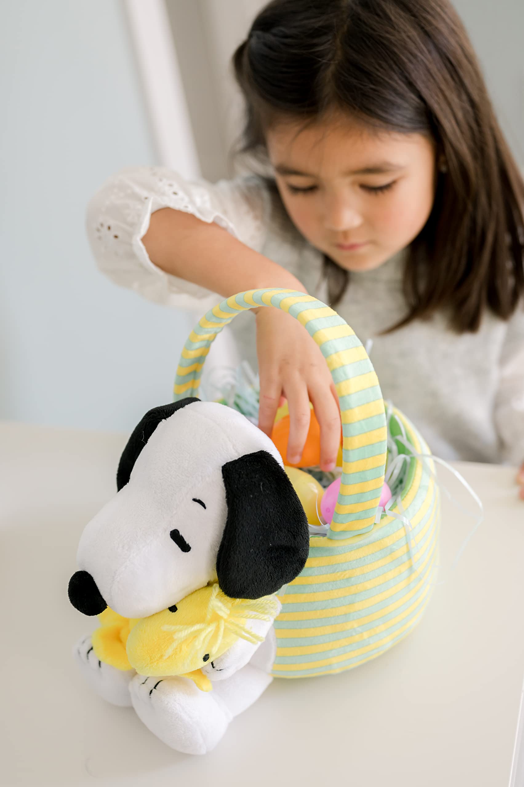 Animal AdventureĀ® | 8" Easter Basket Snoopy and Woodstock