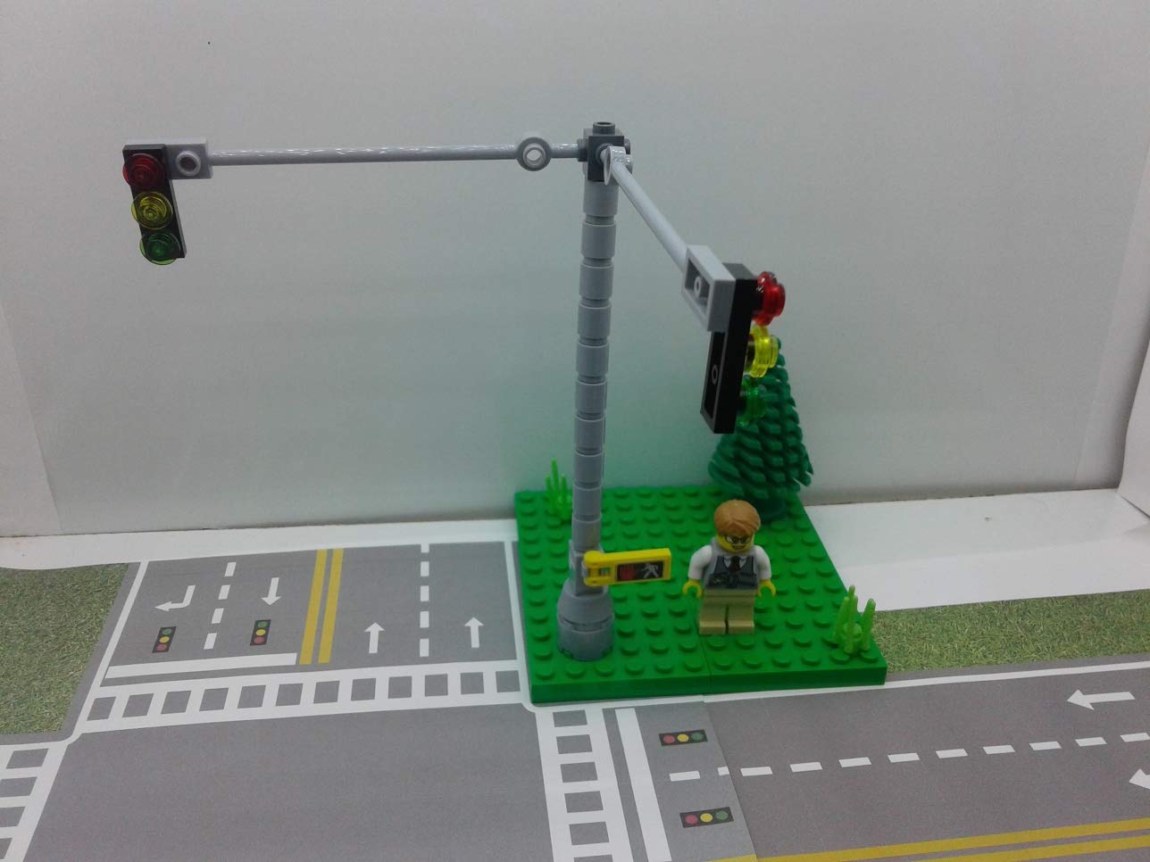 Building Bricks Toys 2 Lane Main Road Traffic Light City Town Village Downtown Corner Street Avenue Traffic Light Playset for Kids Ages 4+ Plastic