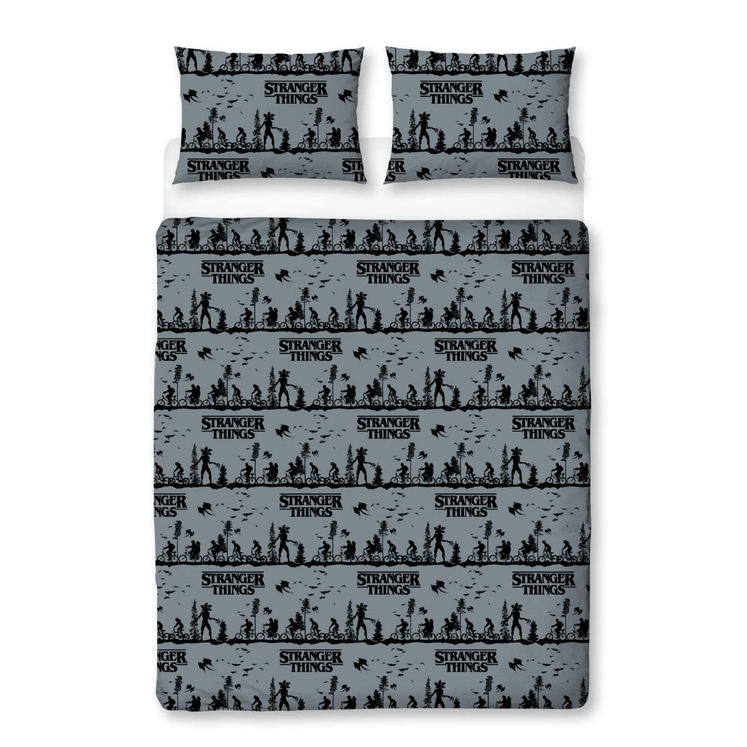 Stranger Things Character World Official Double Duvet Cover | Hawkins Town Map Design, Reversible Easy Care Bedding 2 Sided Duvet Quilt Set with Matching Pillow Cases, Multicolour Print