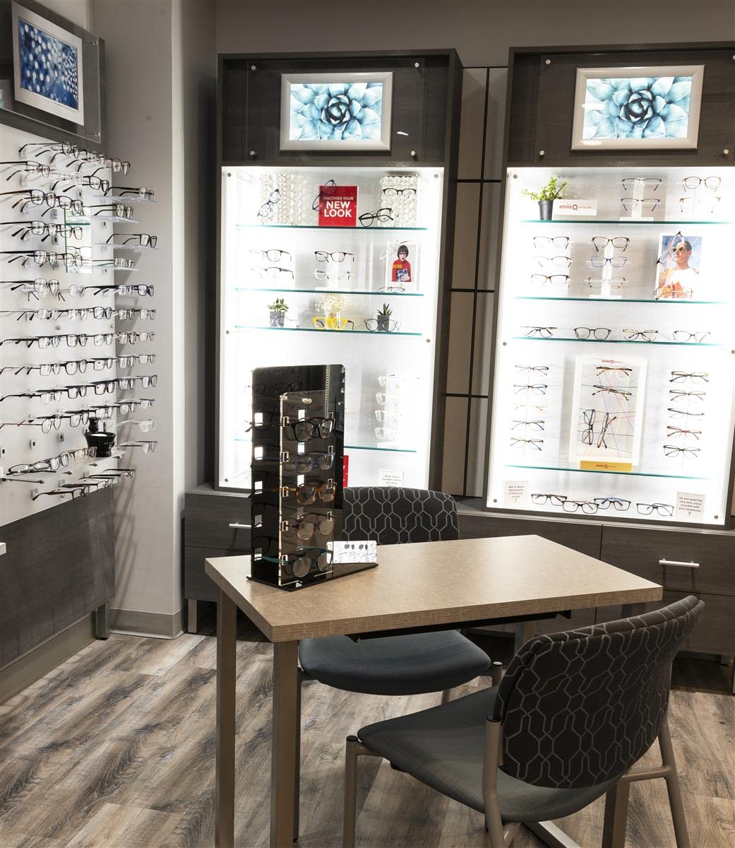 Displays2go Acrylic Eyeglasses Frame Display Stand, 5 Frame Capacity, Includes Mirror - Clear and Black (SMAEWDSM)