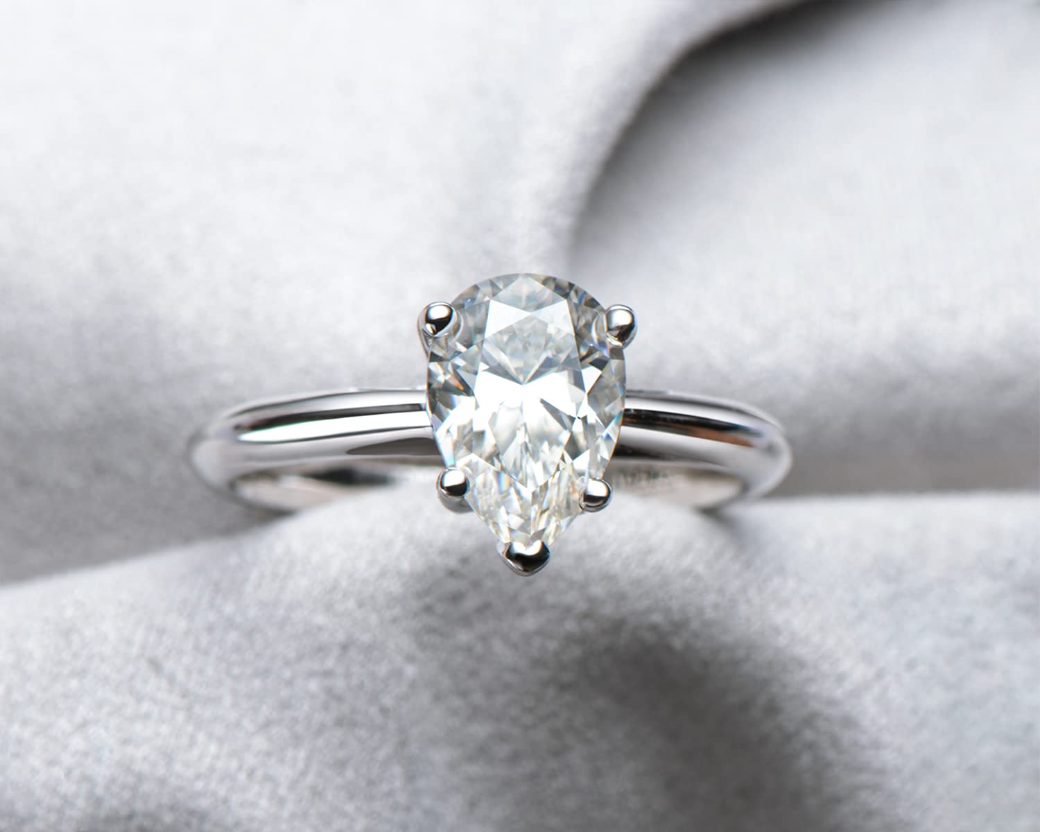 AINUOSHI Sterling Silver Moissanite Diamond Ring, 2.0ct Pear Shaped Wedding Ring, D-E Color Grade, Perfect for Wedding, Engagement Proposal and Anniversary. Size 4.0 In US