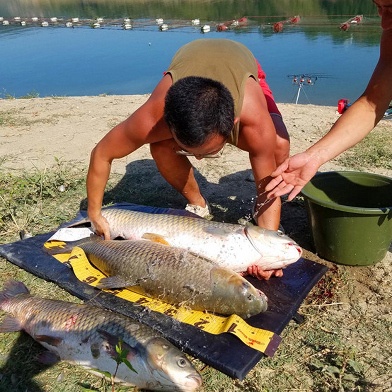 Almencla Waterproof Carp Fishing Unhooking Mat Weigh Straps Pad Fishing Tackle Pad, 100cmx60cm
