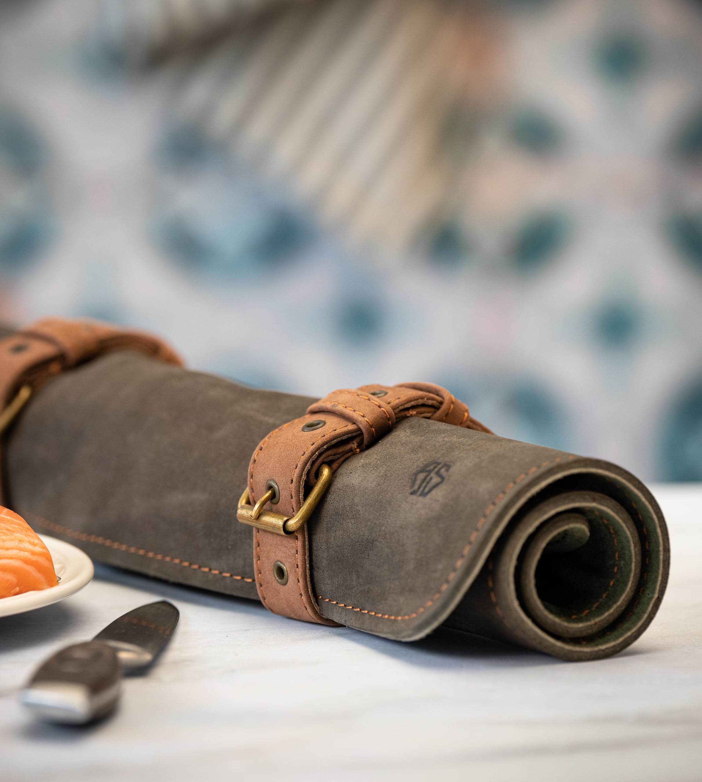 Angus Stoke Knife Roll Bag of genuine buffalo Leather β Handcrafted Chef`s Knife Roll Storage Bag/Case 7 slots β Sean (Olive-Green/Brown)
