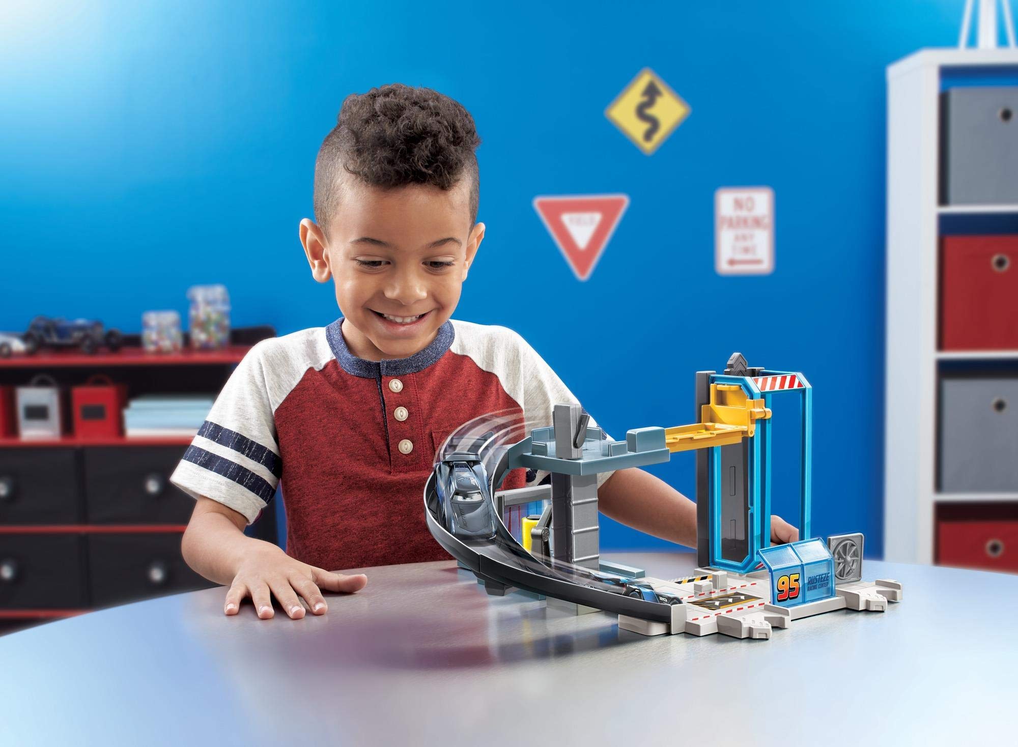 Disney Cars Toys Rust-Eze Tune-Up Center Toy Garage with Movie Themed Play Areas, Includes Jackson Storm Car, Transforming Feature, Elevator, Kids Birthday Race Gift Ages 4 and Older