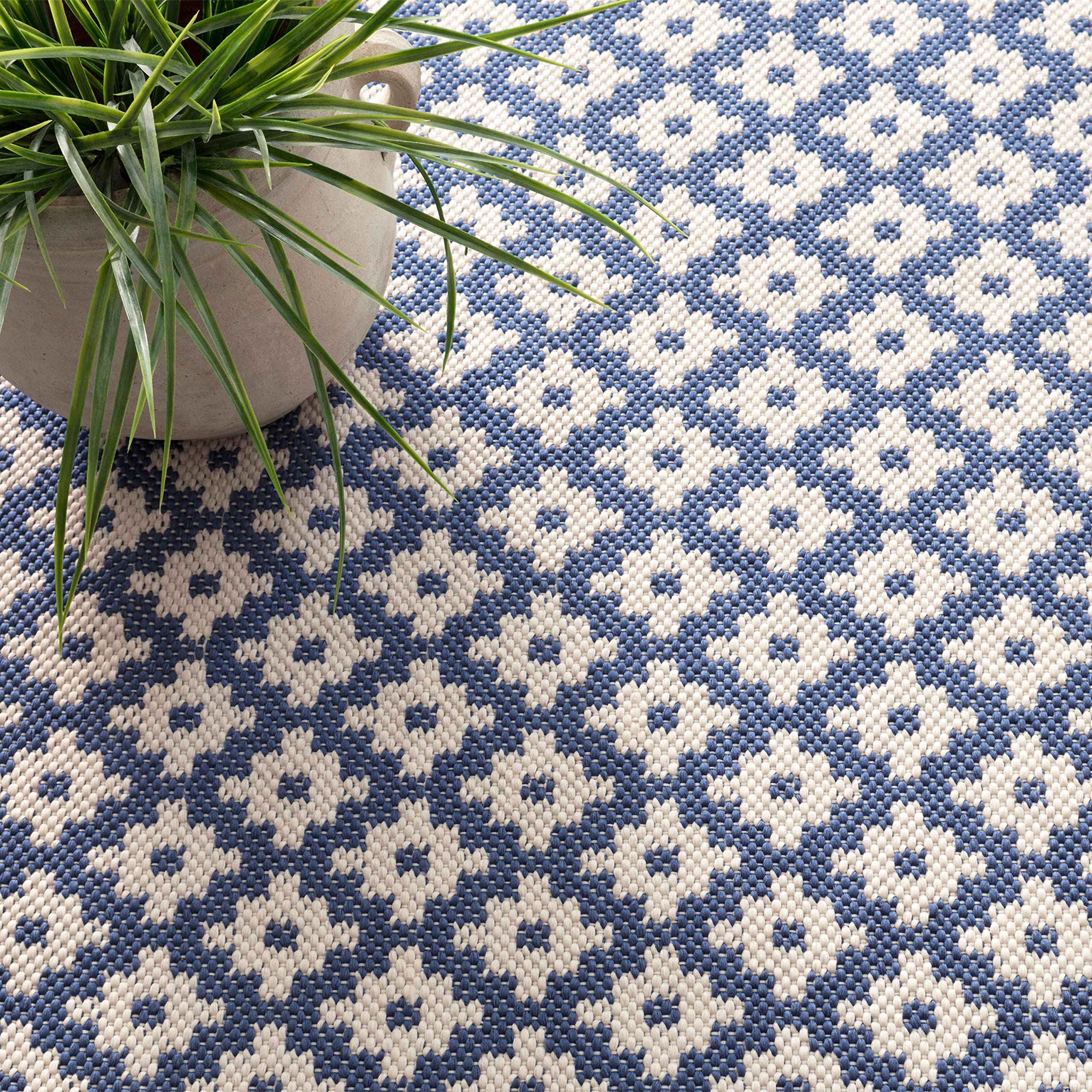 Dash and Albert Samode Denim/Ivory Handwoven Indoor/Outdoor Rug, 8 X 10 Feet, Blue/Ivory Geometric Pattern