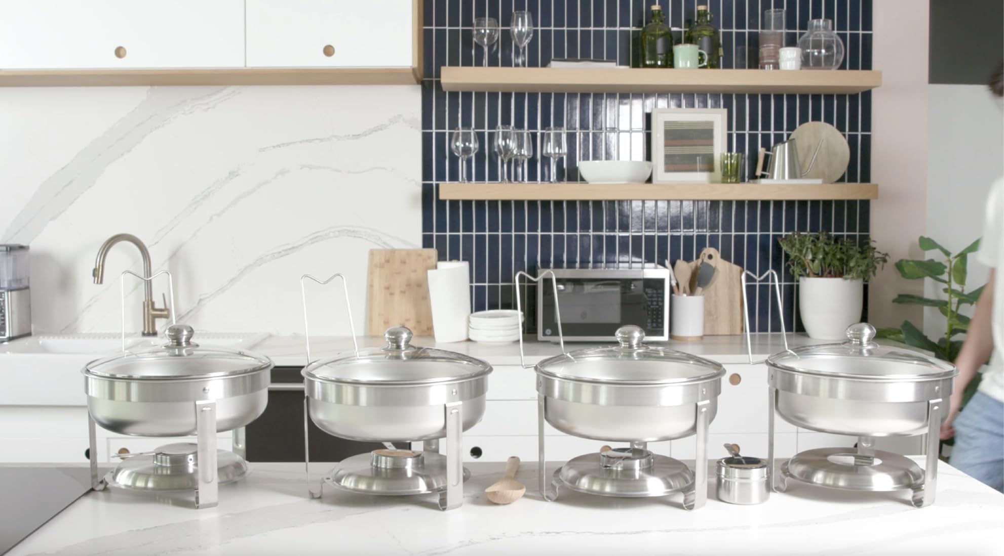 Alpha Living Chafing Dish Buffet Set of 4 – Complete Stainless Steel Chaffe Buffet Set with Glass Lids, Chafing Fuel Holder – Elegant and Practical Warmer Trays for Buffet, Wedding, Catering Supplies