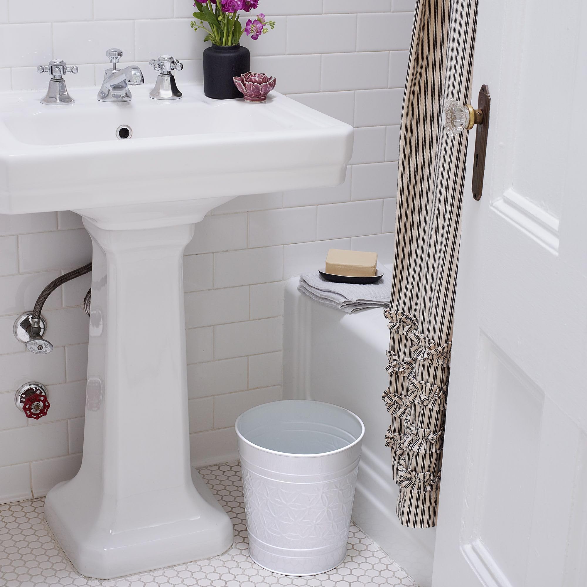 Autumn Alley Handcrafted White Bathroom Trash Can, Round Open-Top Bathroom Wastebasket White Stylish Metal Wastebasket for Home, Office, Bedroom Decorative Waste Basket Decor, White, 2 Gal.