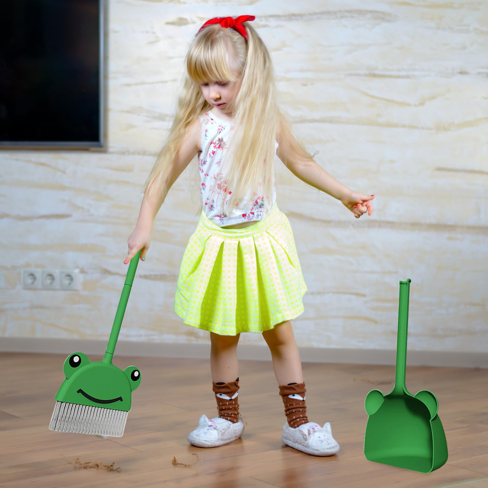 KUYYFDS Kids Cleaning Set Broom and Dustpan Set 2Pcs/Set PP Cute Cartoon Frog Pattern Toddler Broom Odor-Free Hanging Smooth Handle Washable PET Brush Kids Broom for Home Kindergarten