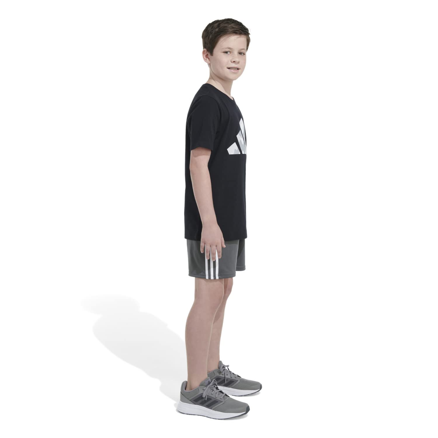 adidas Boys' Big Short Sleeve Cotton BoS Ghost Logo T-Shirt, Alumina, S(8)