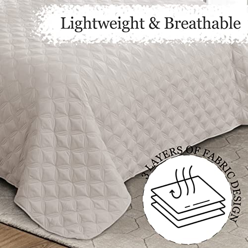 Exclusivo Mezcla Bed Quilt Set Queen Size for All Seasons, Stitched Pattern Quilted Bedspread/ Bedding Set/Coverlet with 2 Pillowshams, Lightweight and Soft, Bone