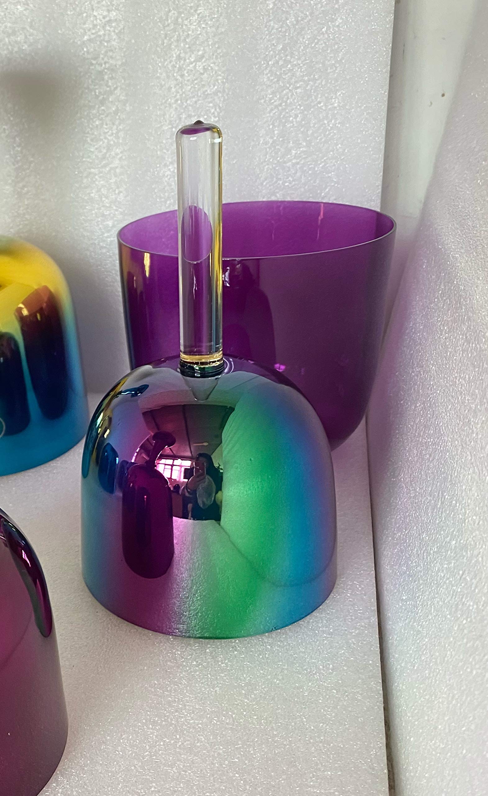 About 5.0 Inch rainbow color Crystal Singing handle bowl for Healing 4th octave A note Third eye chakra 432HZ Perfect pitch 1 pcs