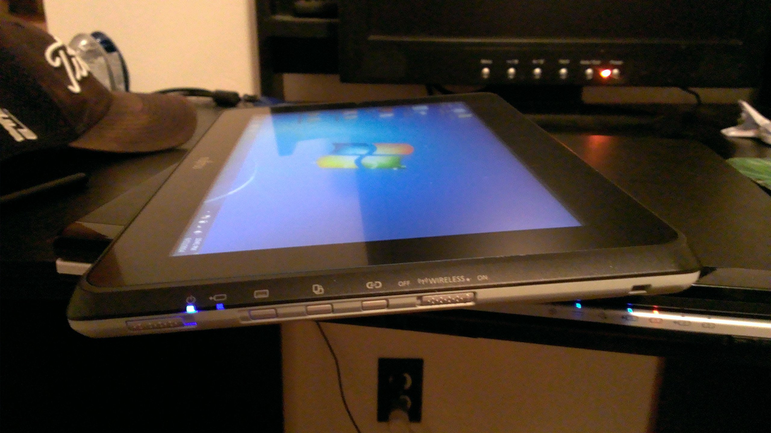 Fujitsu STYLISTIC Q550 10.1" 1280 x 800 LED Net-tablet PC - Atom Z670 1.50 GHz 62GB SSD 2GB RAM Q550-62GB-02