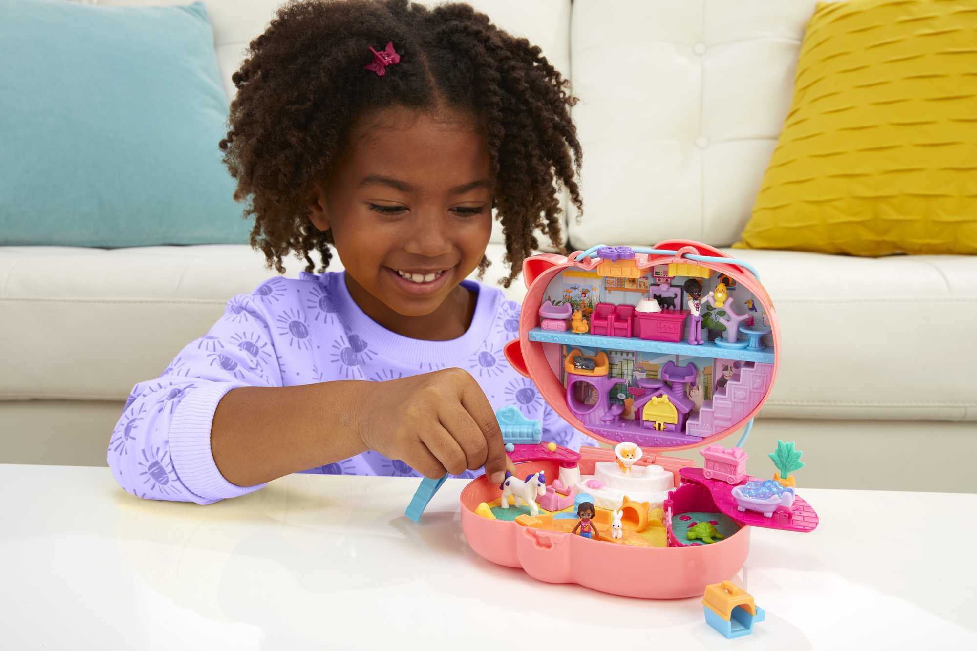 Polly Pocket Starring Shani Cuddly Cat Purse, Pet Vet Theme with 2 Micro Dolls & 18 Accessories, Pop & Swap Peg Feature, Great Gift for Ages 4 Years Old & Up, HGT16