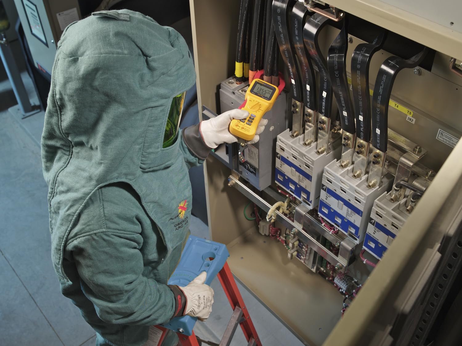 Fluke 355 True RMS Clamp-Meter, 2,000A AC/DC, Conductors to 58mm, Voltage, Frequency, and Resistance Measurement