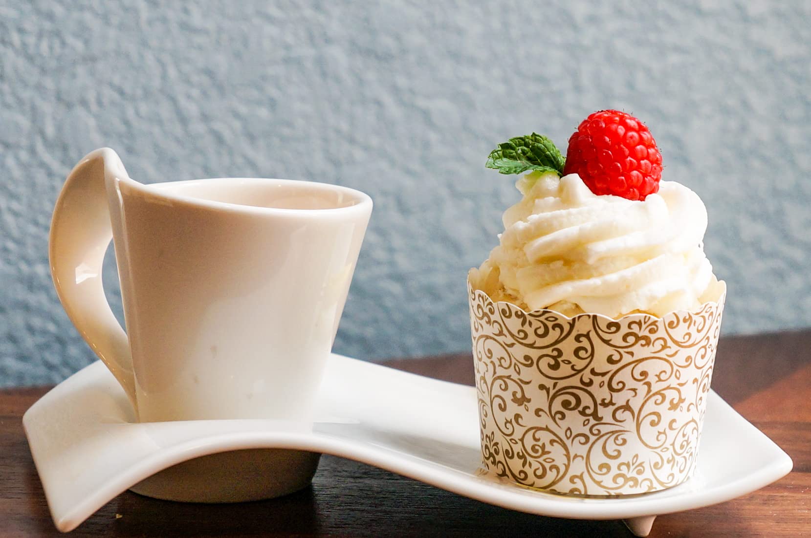 BAKE-IN-CUP 50-Pack Paper Baking Cups, Greaseproof Disposable Cupcake Muffin Liners (Large, Gold Scroll)