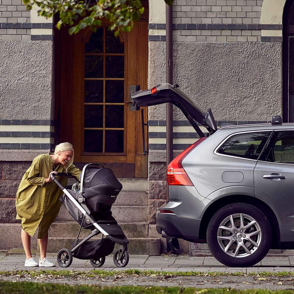 Thule Spring Stroller - Compact Baby Stroller Perfect for Everyday Use - Features 5-Point Harness, Lightweight and Compact Design, Vented Canopy with See-Through Mesh