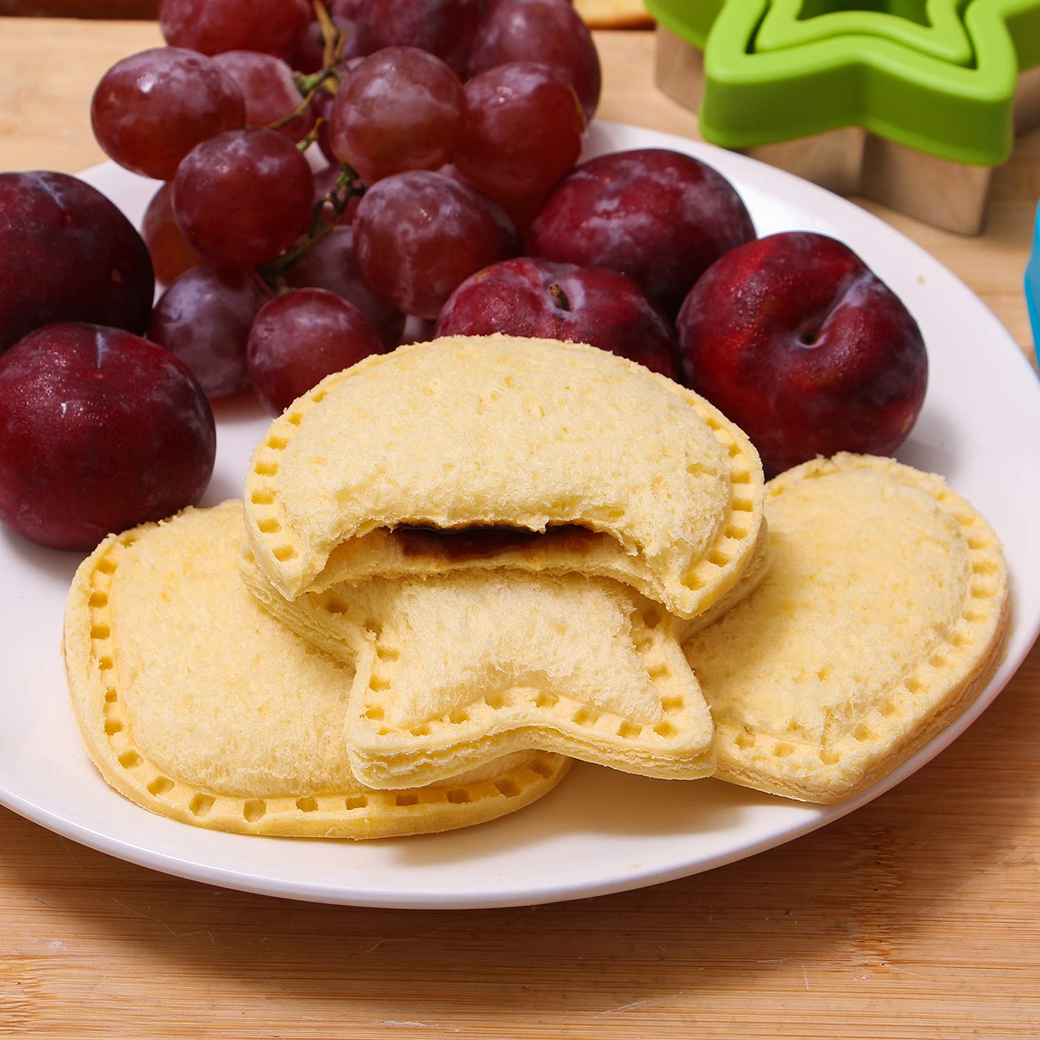BakingWorld Sandwich Cutter and Sealer,Set of 4 Bread Sandwich Decruster Pancake Maker DIY Cookie Cutters for Kids Bento Box,Round Heart Star Square Shapes Sandwich Decruster Press Mold
