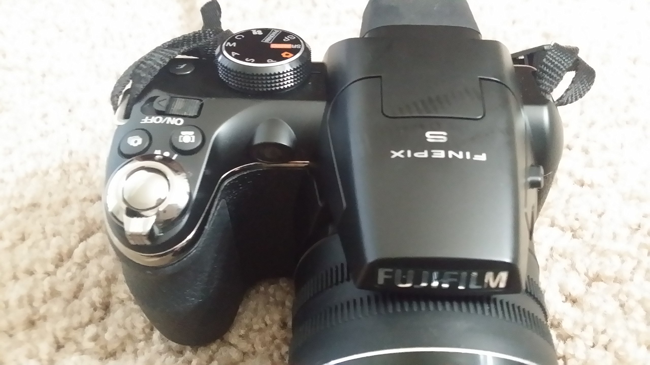 Fuji 600011995 Finepix S4200 Digital Camera Bundle 14 Mp 24x Optical Zoom; 6.7x Digital Zoom