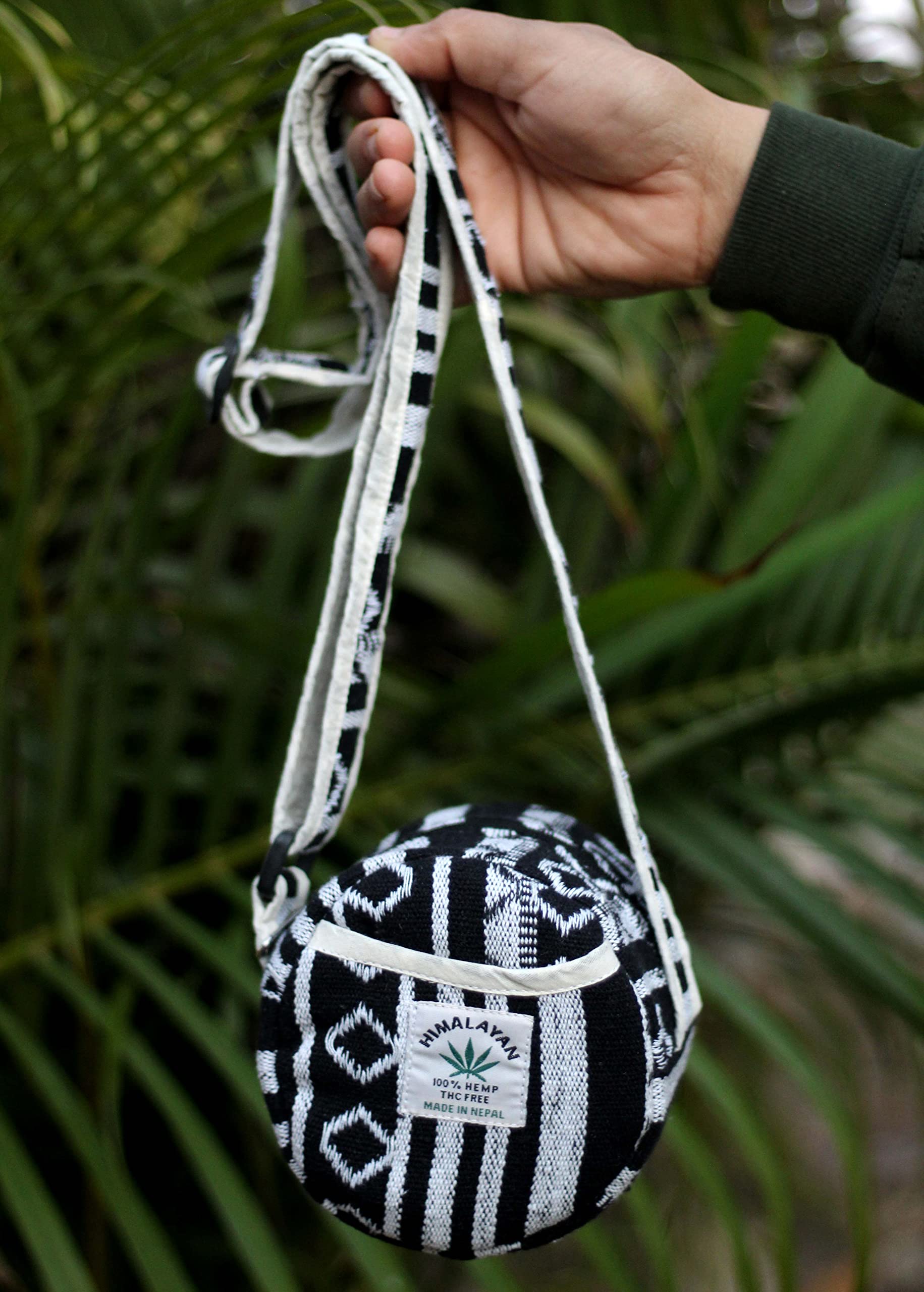 Handmade Circle Crossbody Purse Handbag Boho Zipper Shoulder Bag Round Cell Phone Purse (Black White)